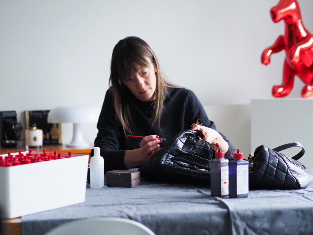 Dans l'atelier de restauration de sacs de luxe de Valérie François ...